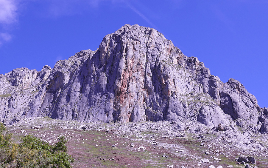 Peña Cigal. Amigos. 6a, 120 m - Entre la Tierra y el Cielo